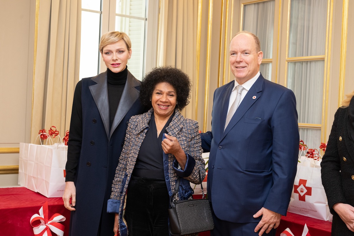 Le Couple Princier a distribué des colis aux bénéficiaires de la Croix ...