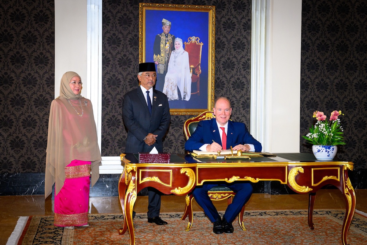 Prince Albert II received by King Abdullah Shah in Malaysia