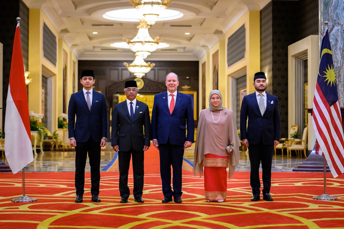Prince Albert II received by King Abdullah Shah in Malaysia