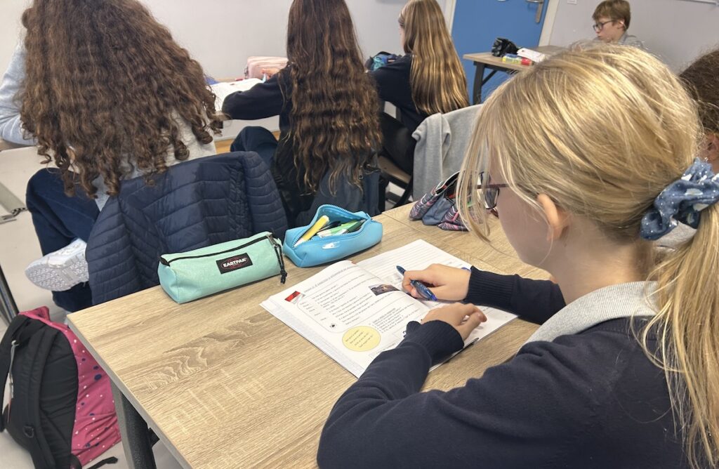 Inside a middle school "munegascu" class