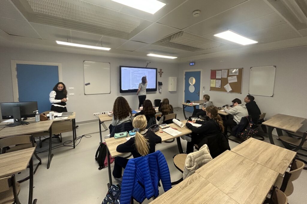 Inside a middle school "munegascu" class