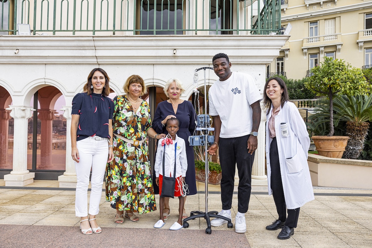 Yakuba Ouattara, basketteur au grand cœur, rend visite aux enfants malades