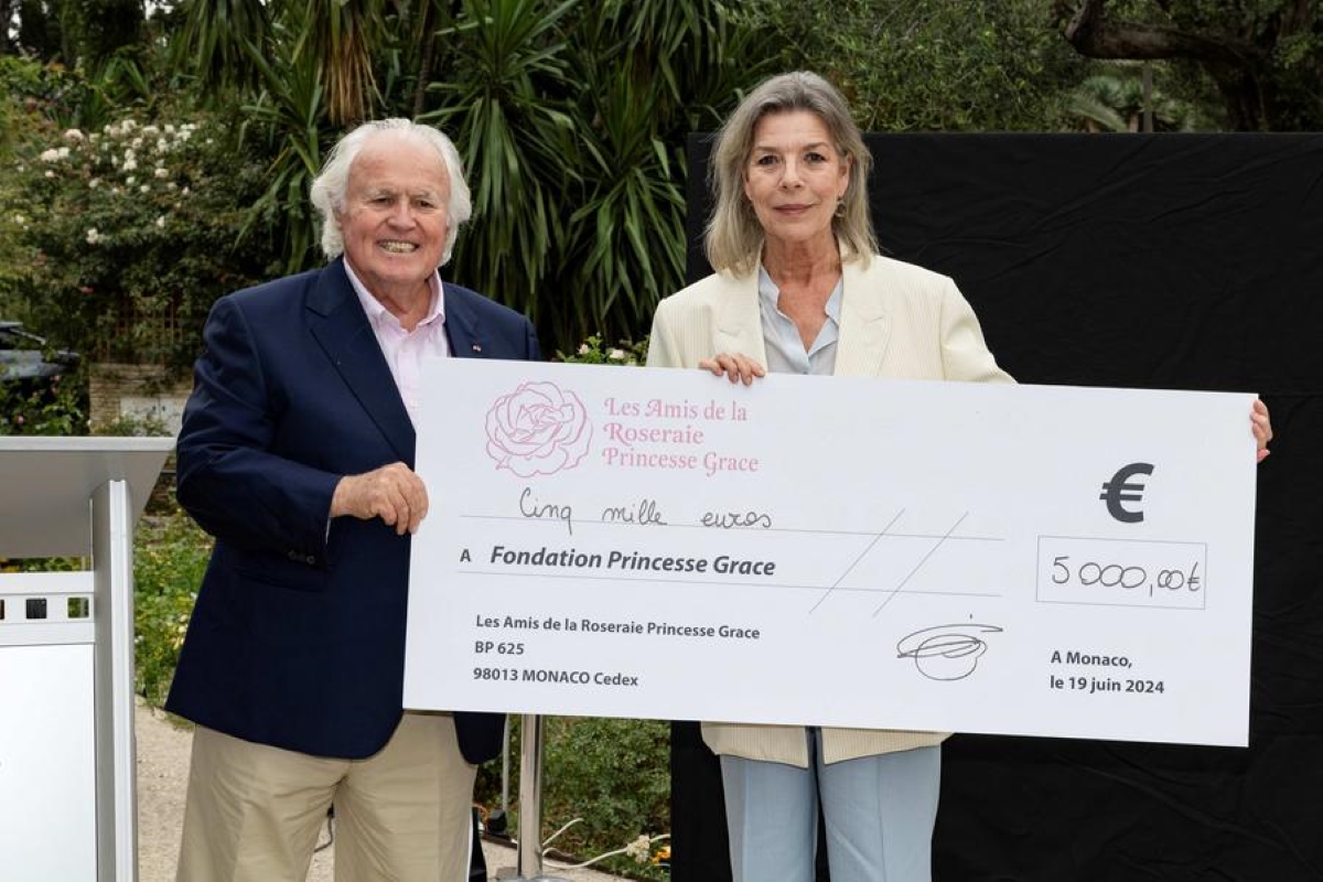 Princess Caroline receives donation at 7th International Rose Competition