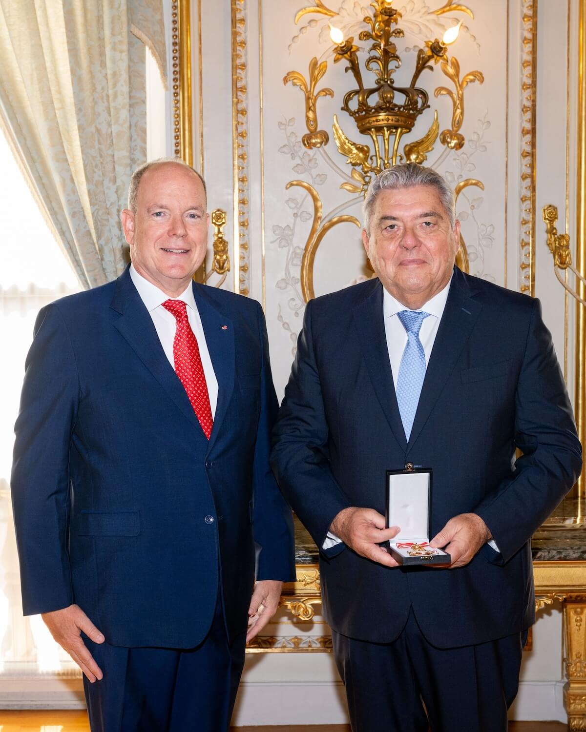 Le Prince Albert II décore Pierre Dartout, Ministre d’État, pour la fin ...