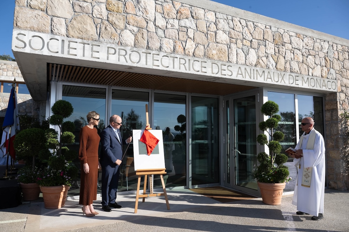 Le Prince Albert II et la Princesse Charlène inaugurent tout en ...