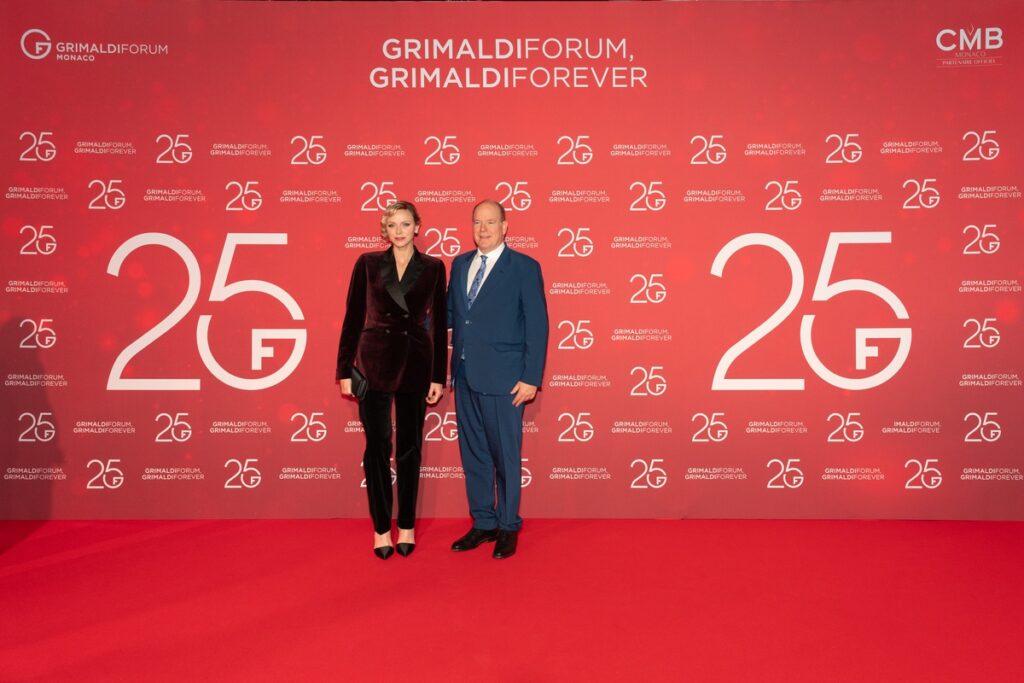 Le Prince Albert II et la Princesse Charlène posent pour les 25 ans du ...