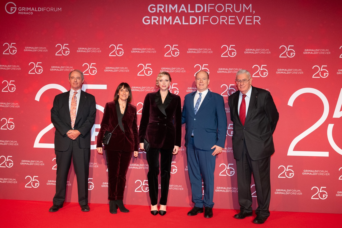 Le Prince Albert II et la Princesse Charlène posent pour les 25 ans du ...