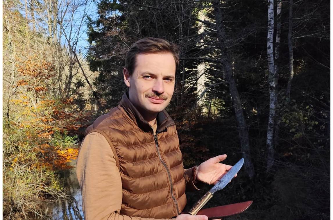 Léo Igon, forgeron-coutelier exposé à l’Armurerie de Monaco